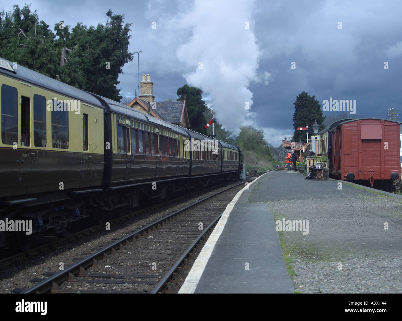 STEAM LOCOMOTIVE PULLING INTO HAMPTON LOADE STATION SEVERN VALLEY ...