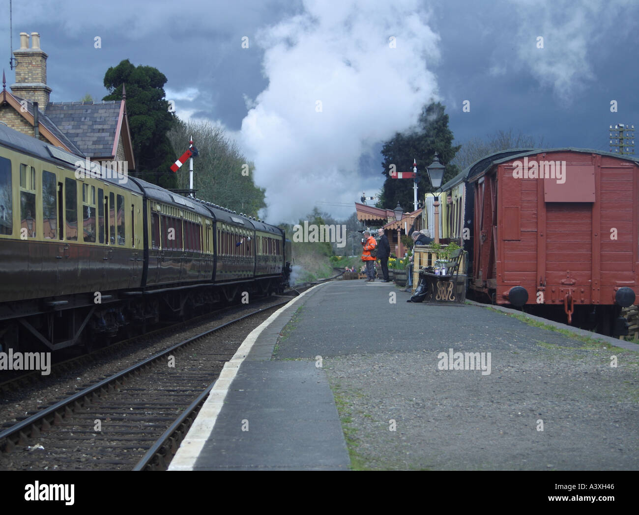 STEAM LOCOMOTIVE PULLING INTO HAMPTON LOADE STATION SEVERN VALLEY ...