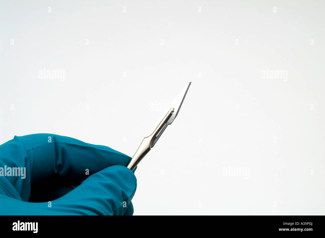 scalpel blade gloved hand, plastic Surgery Stock Photo - Alamy
