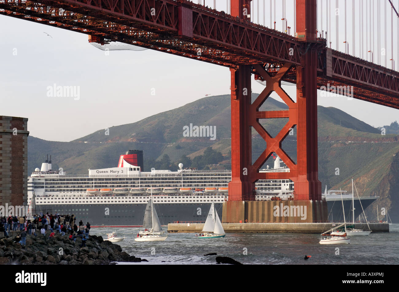 "^QM2, passing under "Golden Gate Bridge", greeted by flotilla of ...