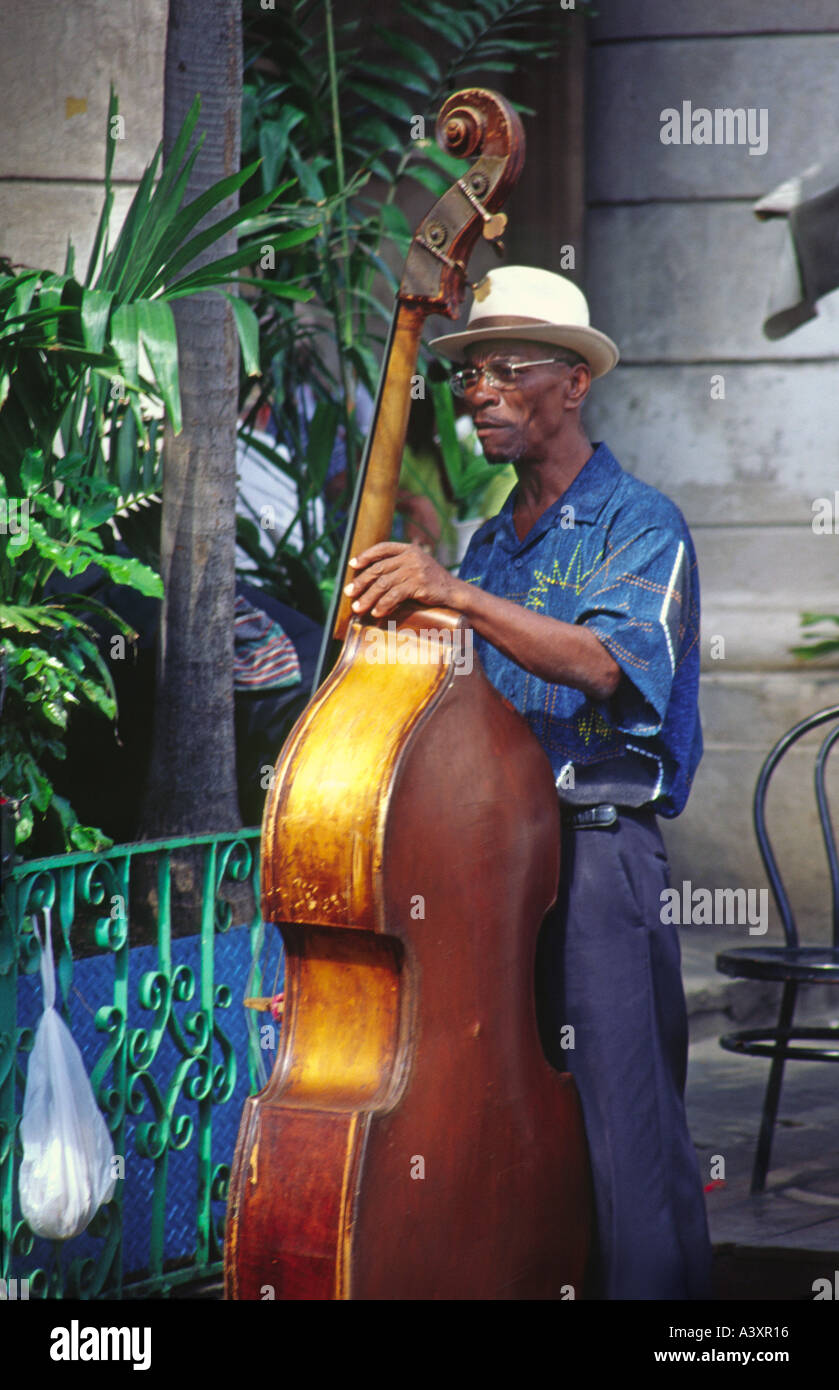 Cuban band playing music old havana hi-res stock photography and images ...
