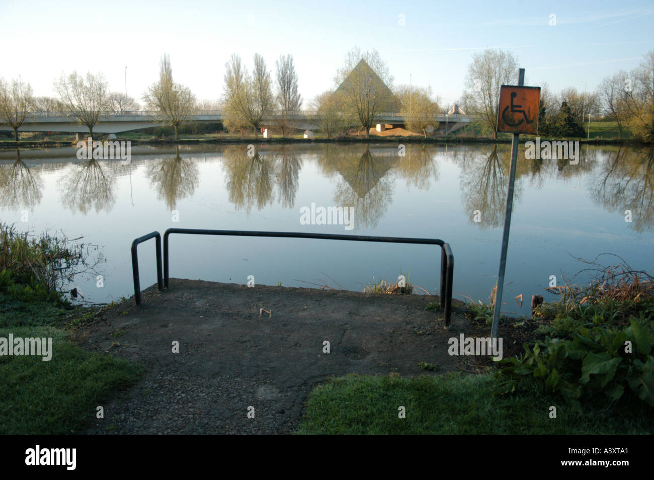 fishing lake ramp for disabled angler s in the uk Stock Photo - Alamy