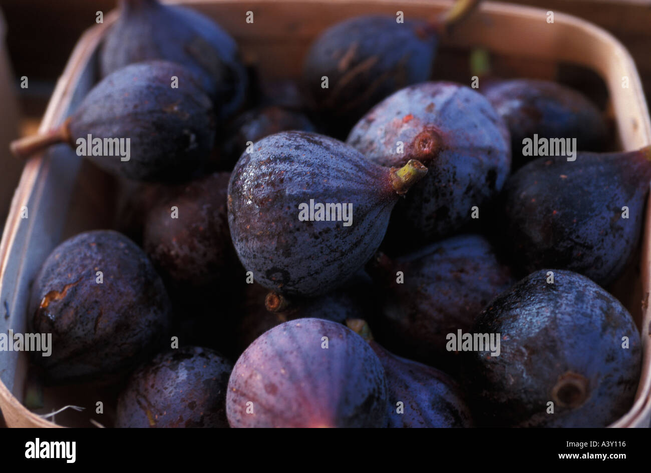 Fresh figs in a box at French small town market Stock Photo - Alamy