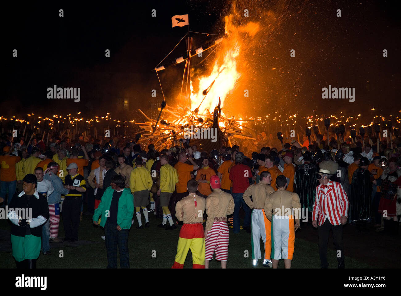 dh Up Helly Aa fire procession LERWICK SHETLAND Guizers torching Viking ...