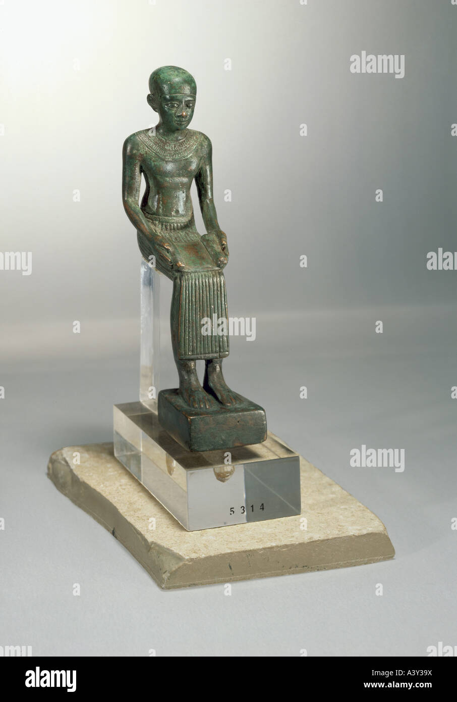 Sitting figure of imhotep hi-res stock photography and images - Alamy