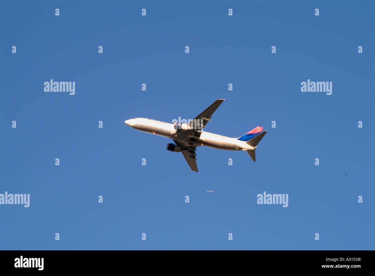 Jet plane flying overhead during takoff Stock Photo - Alamy