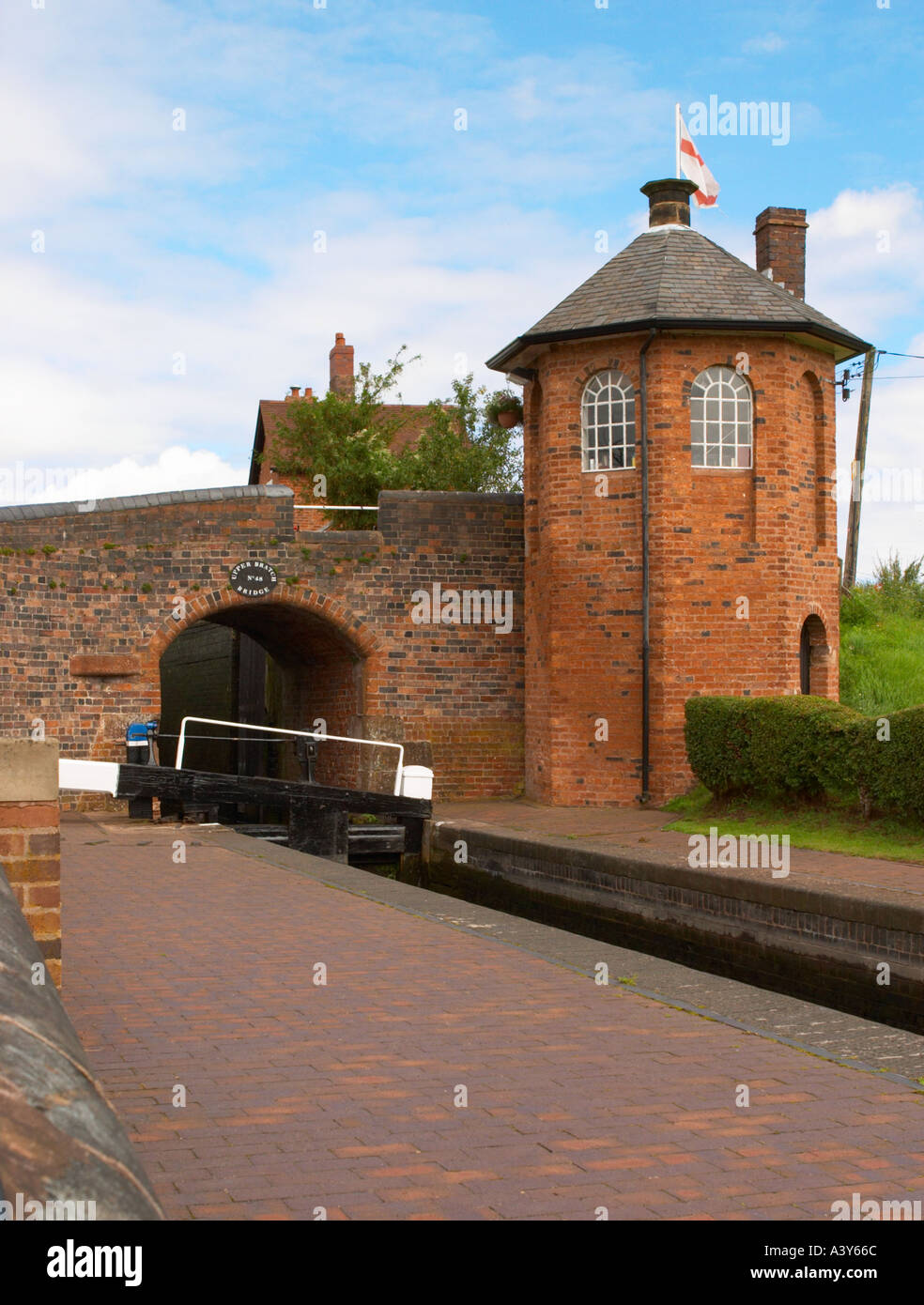 The Bratch Locks Wolverhampton England Lock house Stock Photo - Alamy