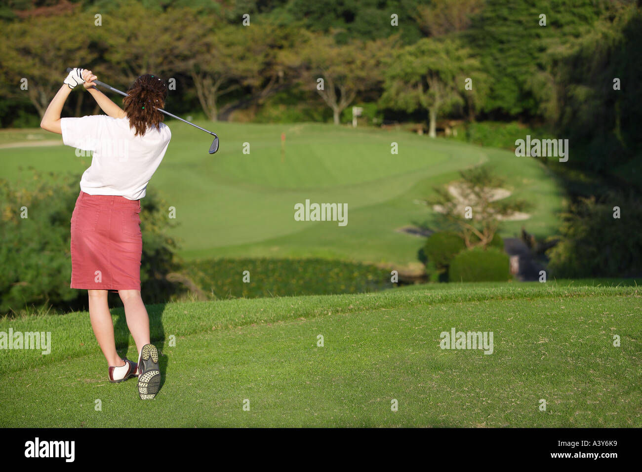 A female golfer teeing off hi-res stock photography and images - Alamy