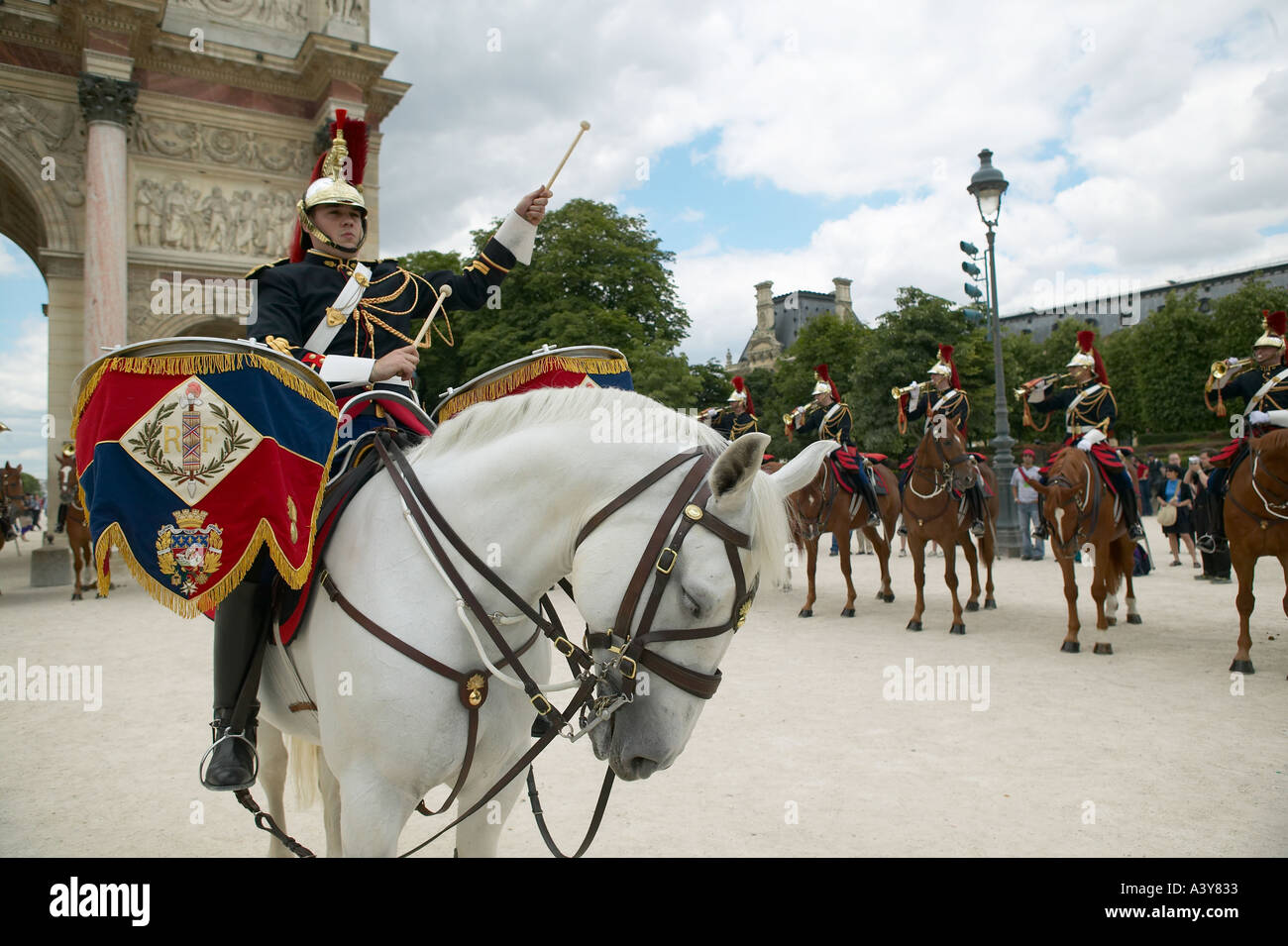 French Republican guards on show in front of the Louvre museum in Paris ...