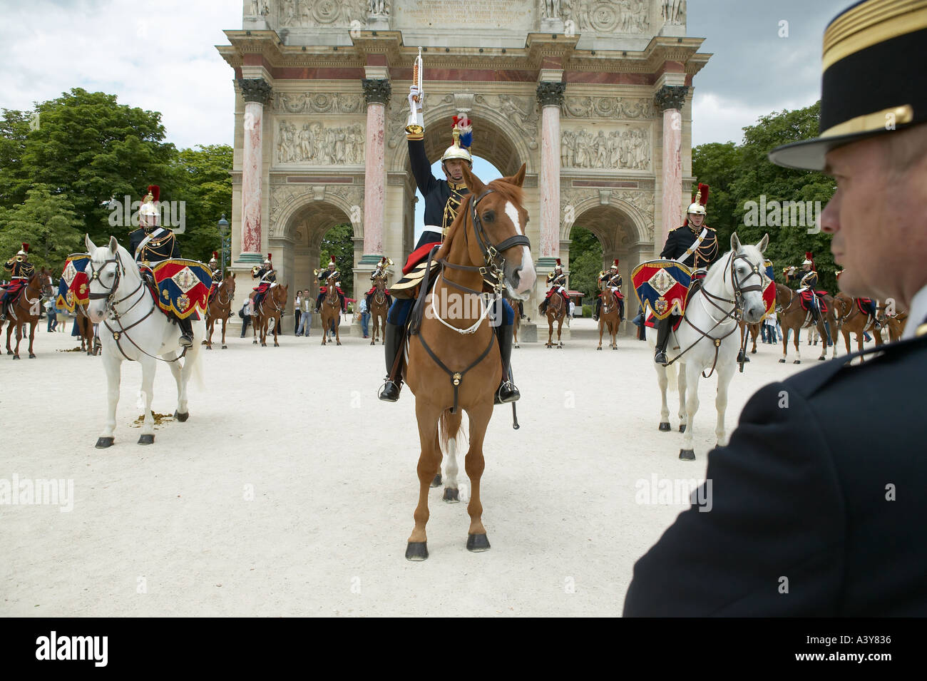 French Republican guards on show in front of the Louvre museum in Paris ...