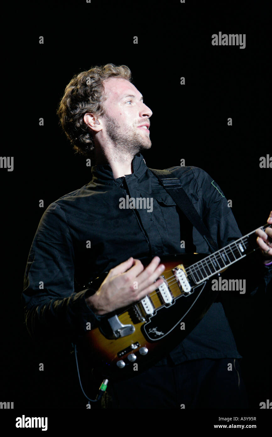 Chris Martin from the band Coldplay on stage at glastonbury 2005 Stock ...