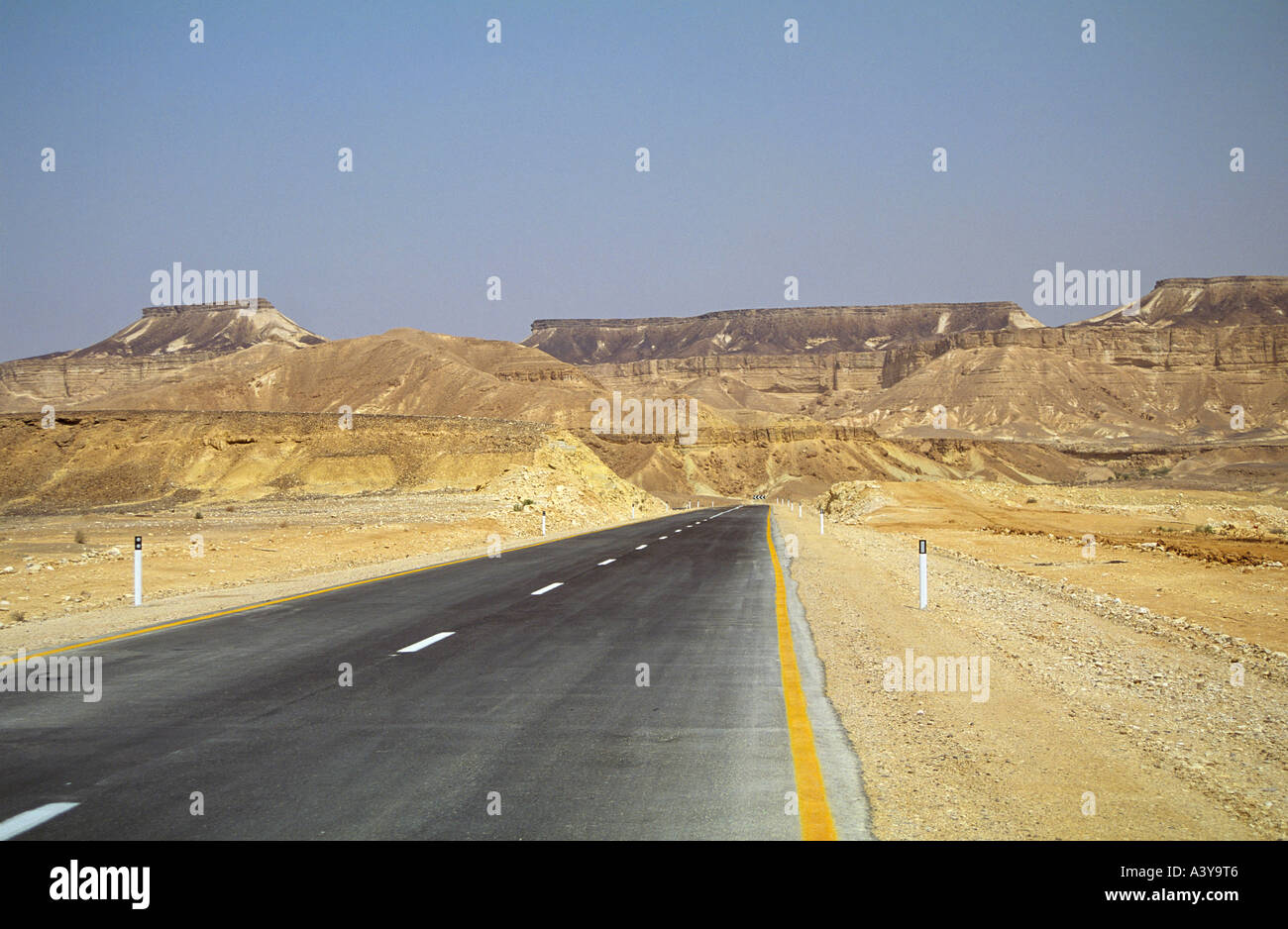 road acrossing area of rift valley negev desert israel Stock Photo - Alamy