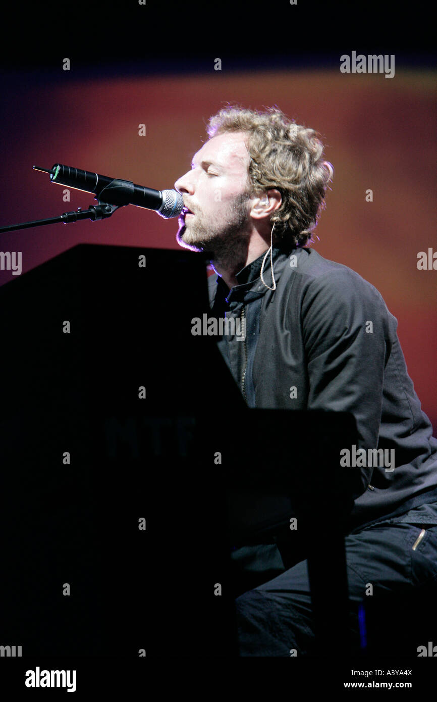 Chris Martin of Coldplay on stage at Glastonbury festival 2005 Stock ...