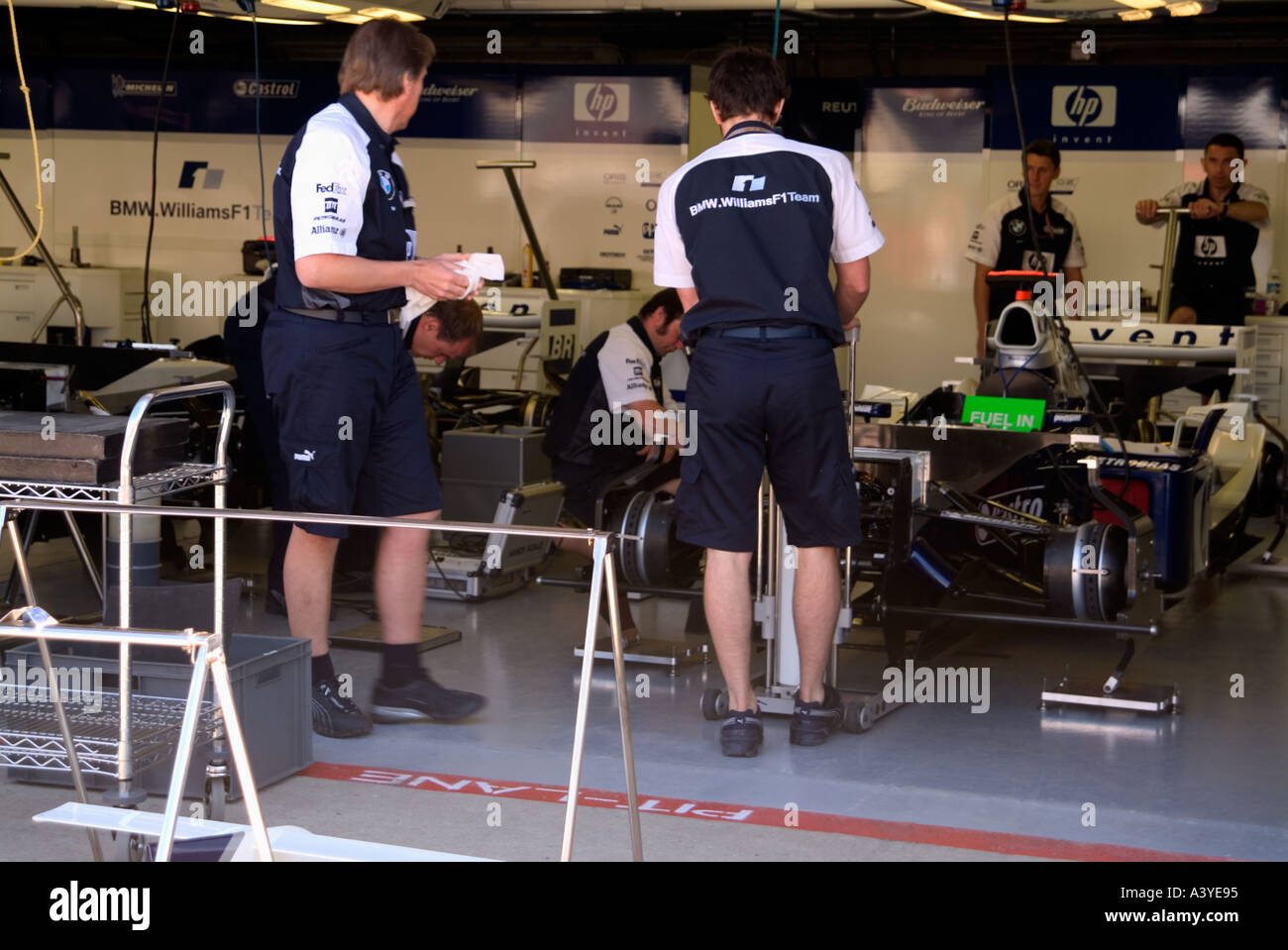 Williams f1 team mechanics hi-res stock photography and images - Alamy