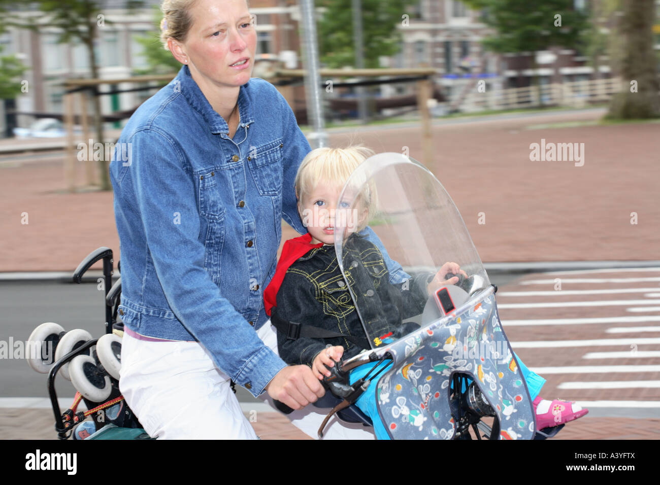 Holland mother and child on a bike Stock Photo - Alamy