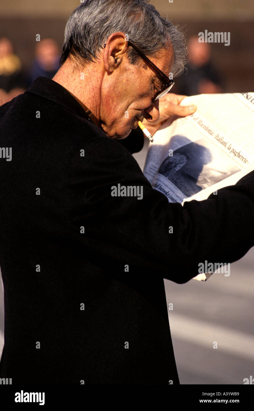 Man reading a newspaper in Milan Italy Stock Photo - Alamy
