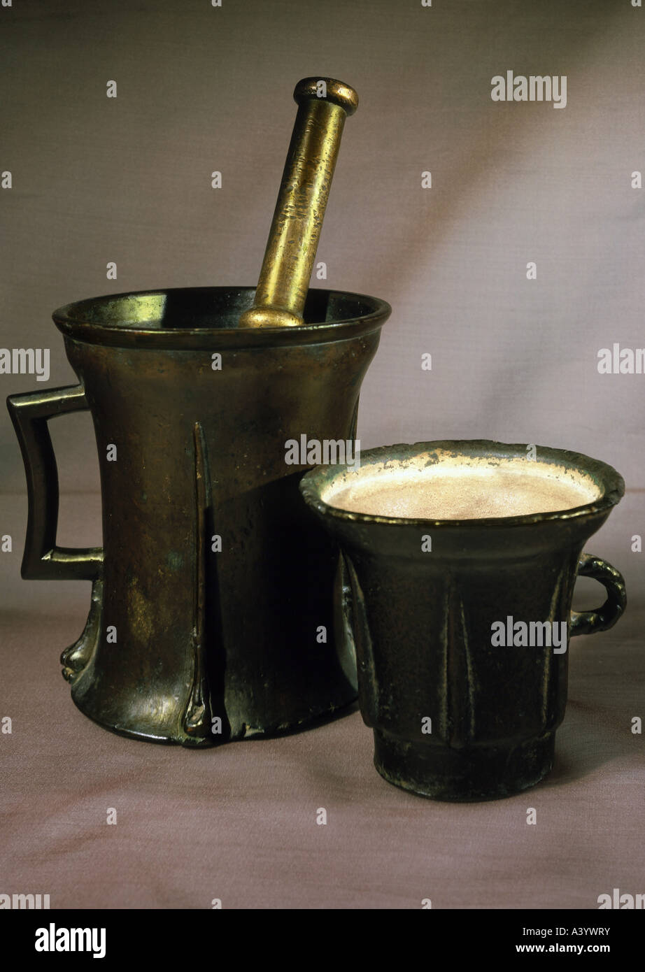 Mortar pestle medieval hi-res stock photography and images - Alamy