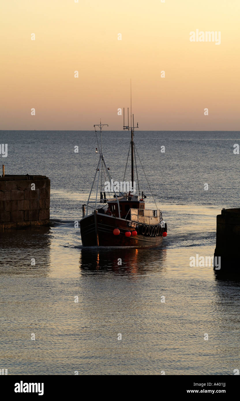 trawler, fishing, fish, returning, to, bridlington, harbour, north ...