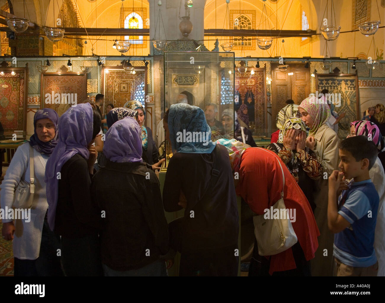 Turkey women praying mosque hi-res stock photography and images - Alamy