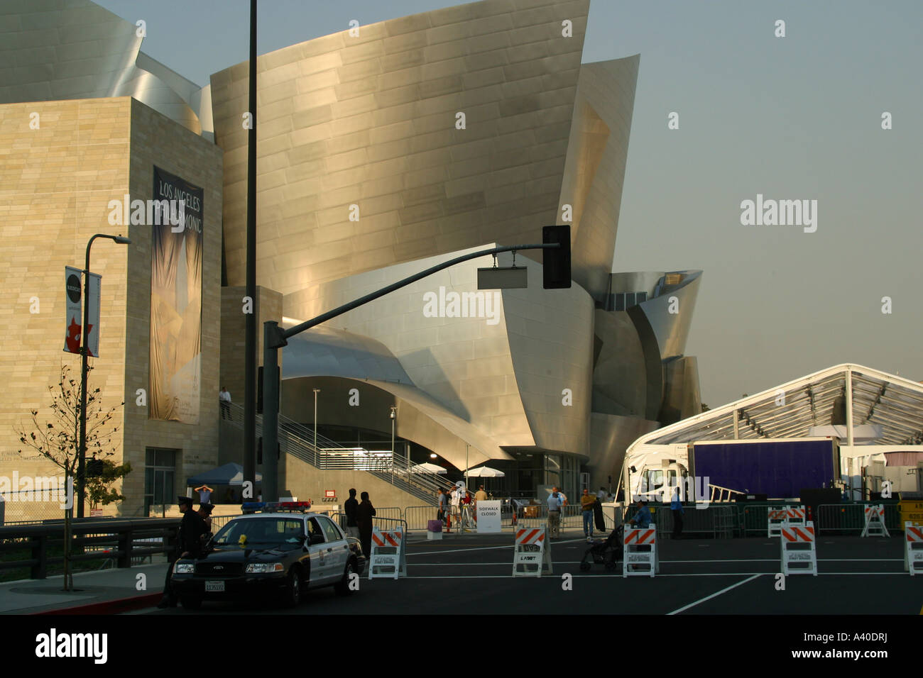 the new Los Angeles Philharmonic Walt Disney Concert Hall Stock Photo ...