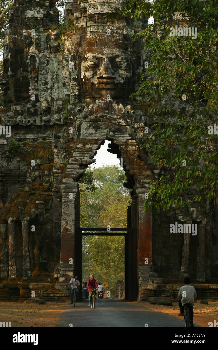 entrance gate to Angkor Thom Stock Photo - Alamy