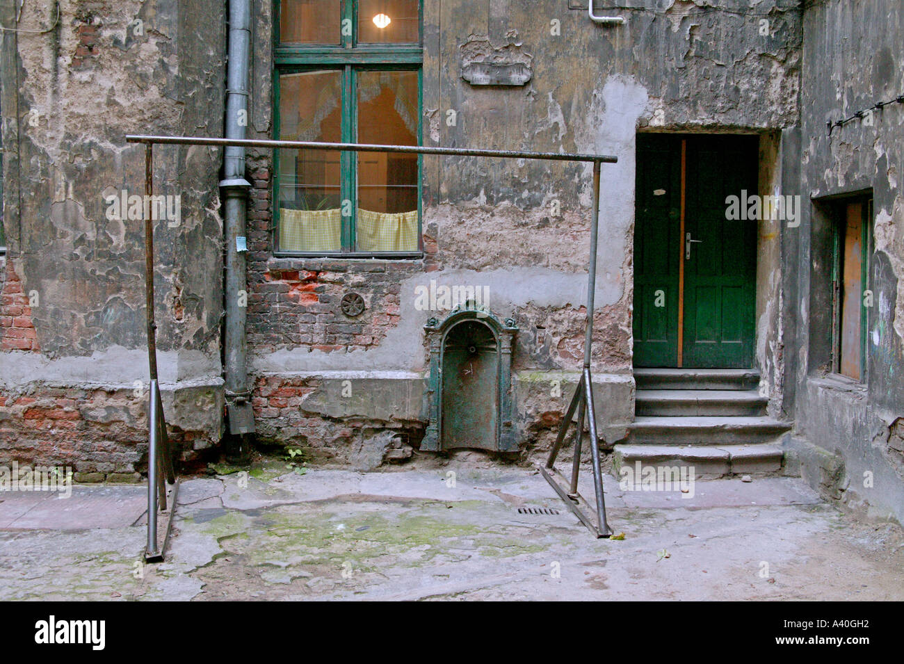 Common courtyard hi-res stock photography and images - Alamy
