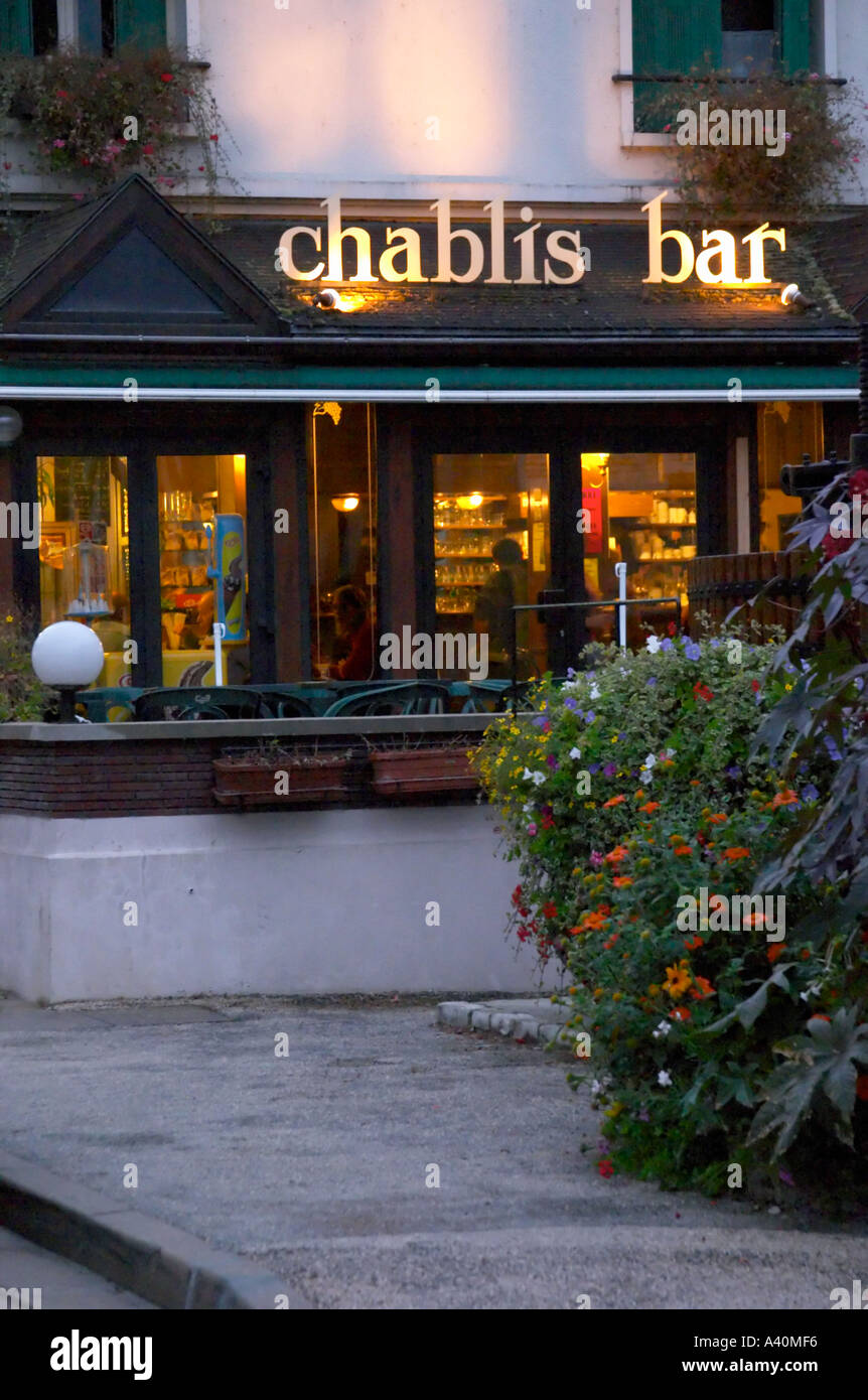 Village of chablis hi-res stock photography and images - Alamy