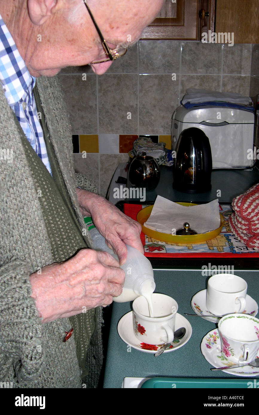 Poring tea hi-res stock photography and images - Alamy