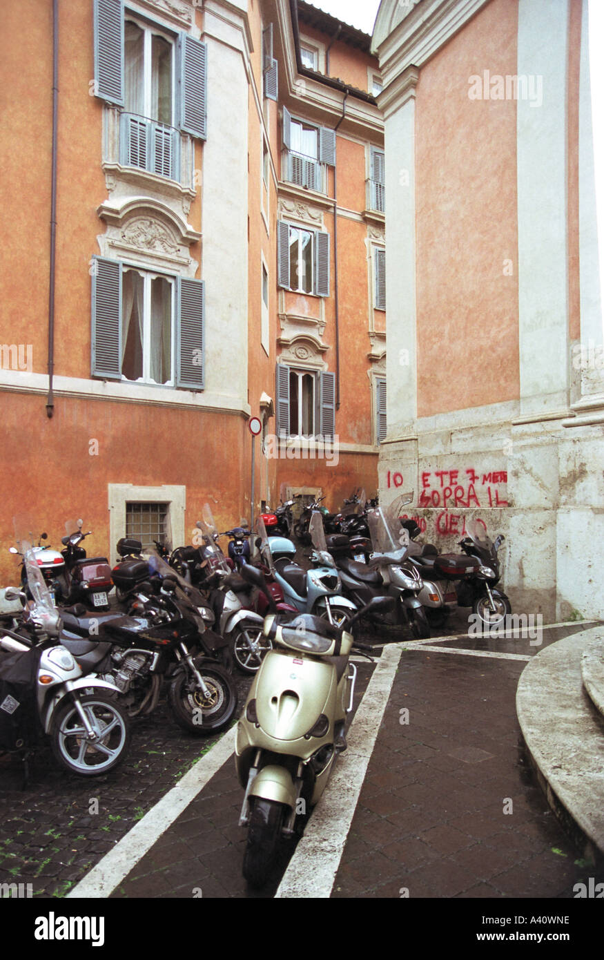 Street scene in rome hi-res stock photography and images - Alamy