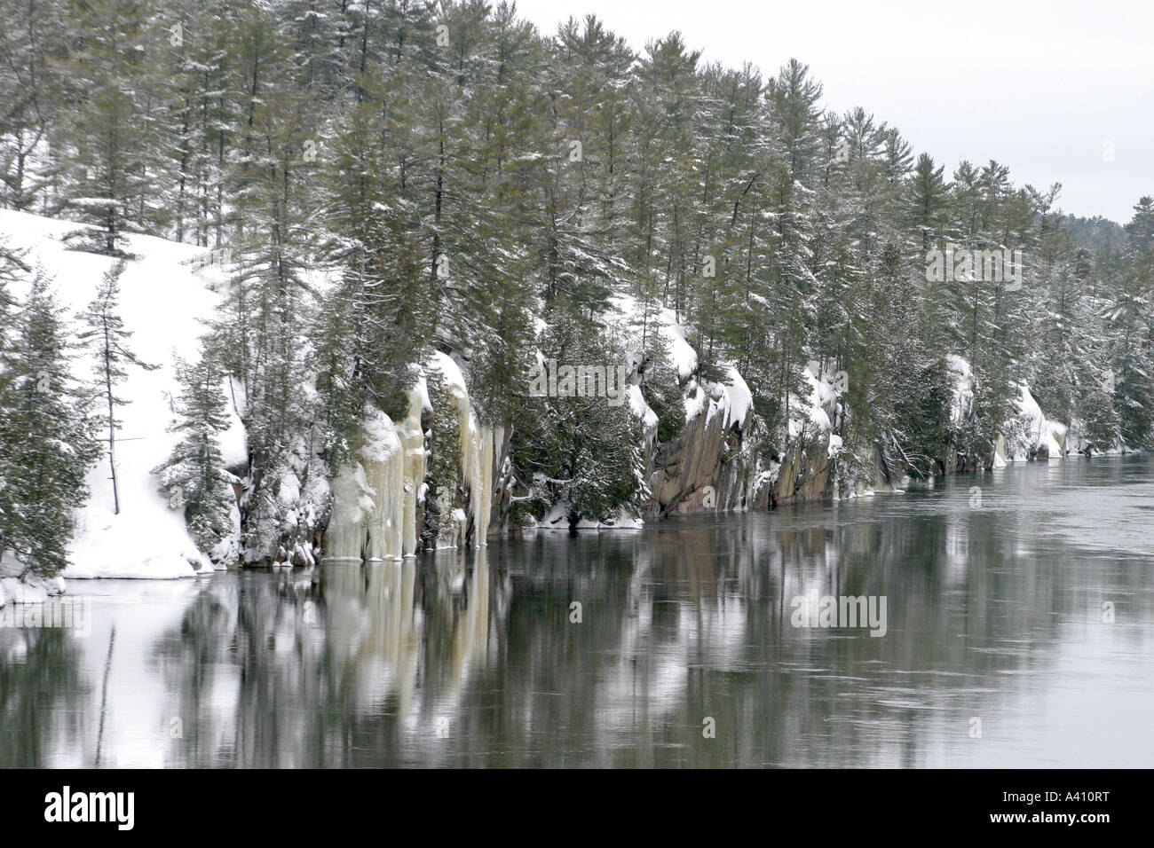 Ice cliffs on edge hi-res stock photography and images - Alamy
