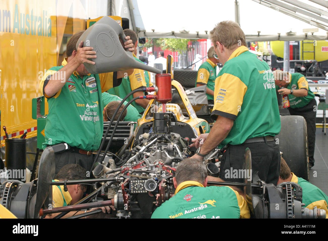 Pit crew garage f1 hi-res stock photography and images - Alamy