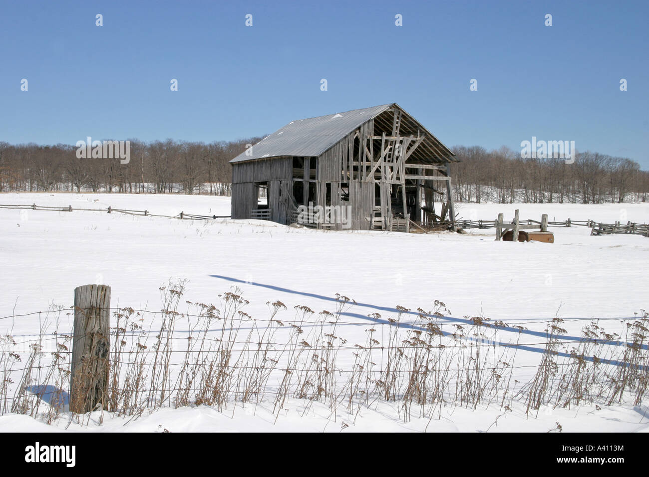 Old barn in snowy hi-res stock photography and images - Alamy