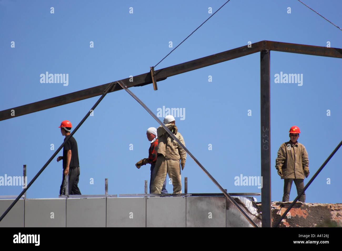Builders working on rooftop hi-res stock photography and images - Alamy