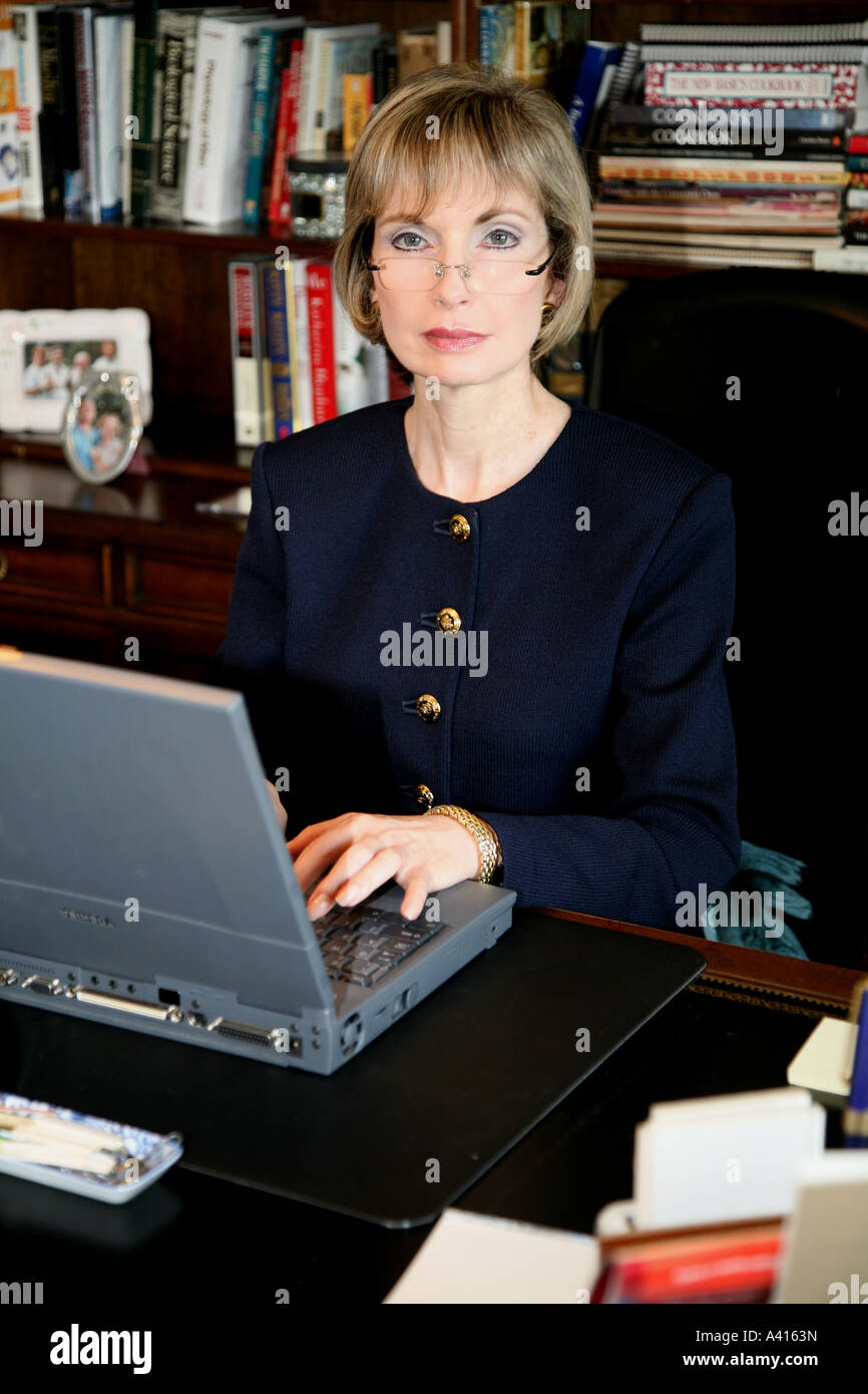 Female chief executive officer hi-res stock photography and images - Alamy