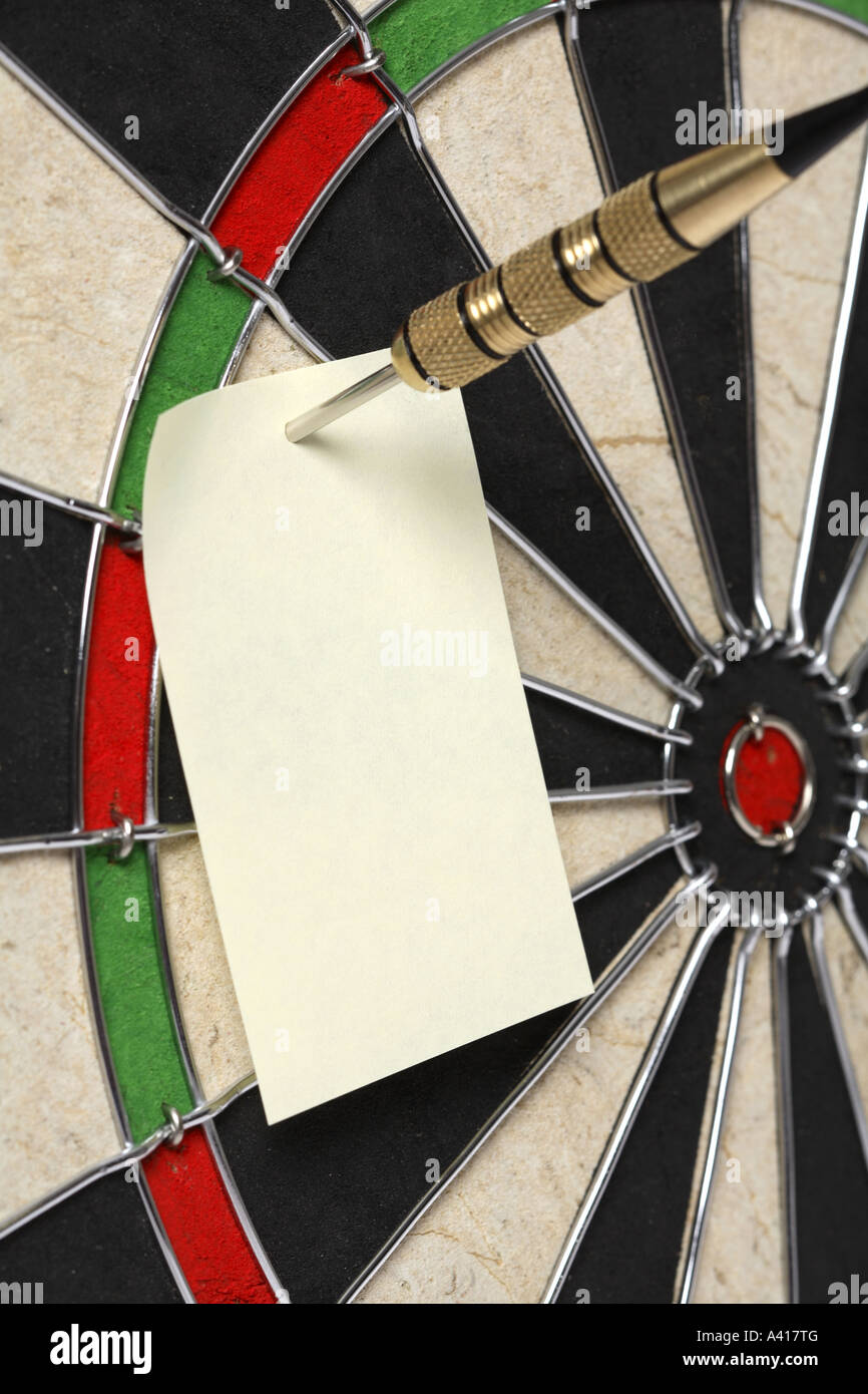 Blank Note on Dart Board Stock Photo - Alamy