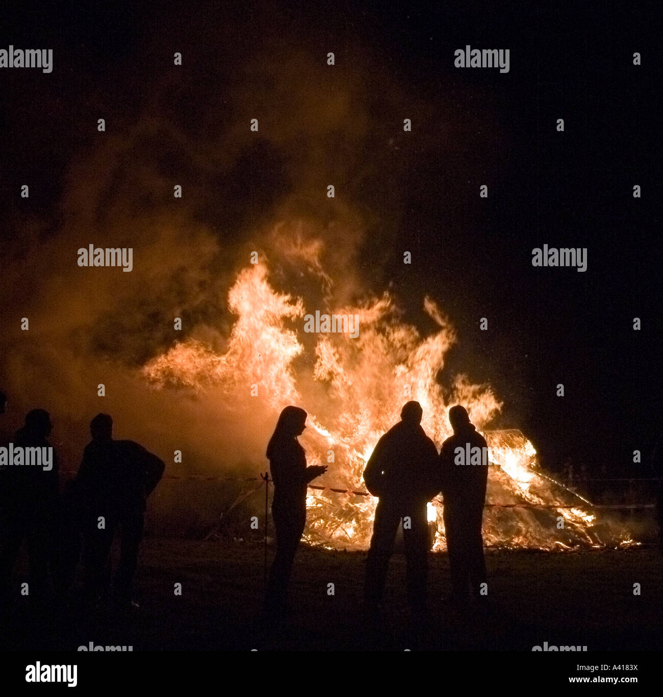 November 5th bonfire silhouette hi-res stock photography and images - Alamy