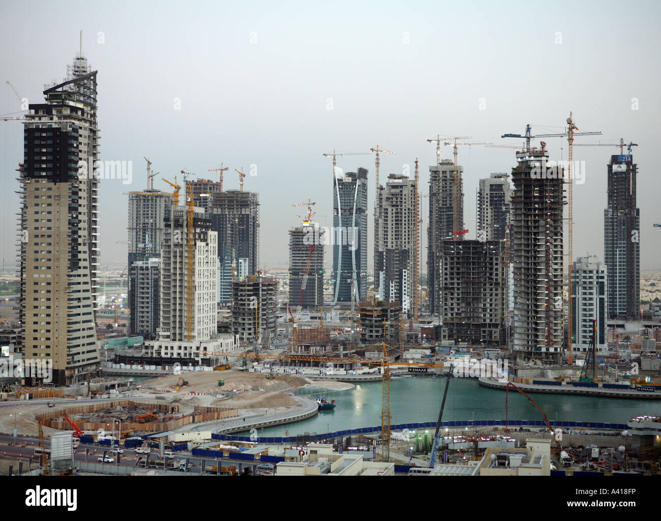 Skycraper under construction hi-res stock photography and images - Alamy