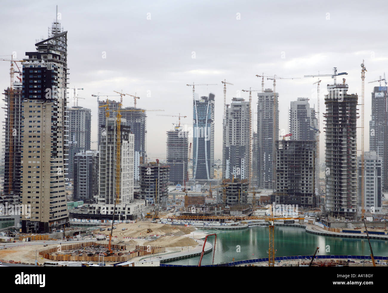 Skycraper under construction hi-res stock photography and images - Alamy