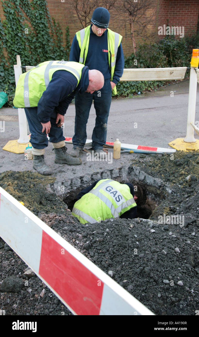 Workmen digging hole hi-res stock photography and images - Alamy