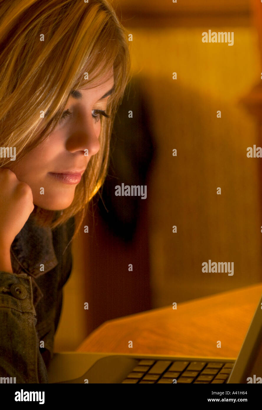 Teen girl at computer hi-res stock photography and images - Alamy