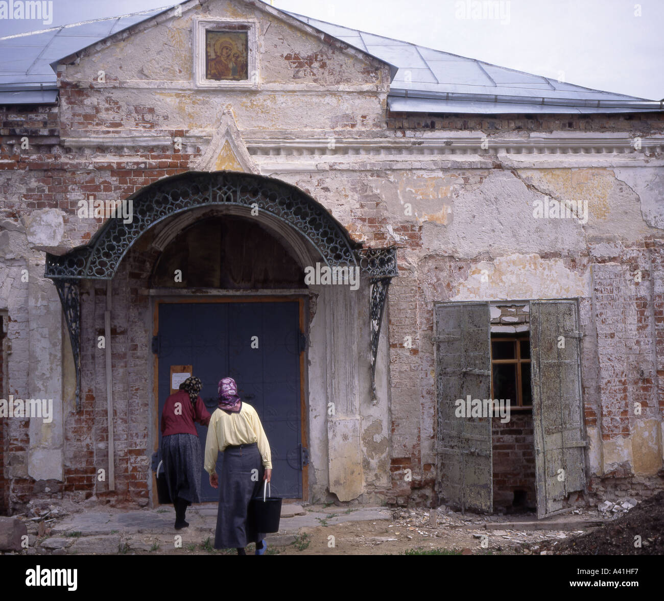 Women entering building hi-res stock photography and images - Alamy