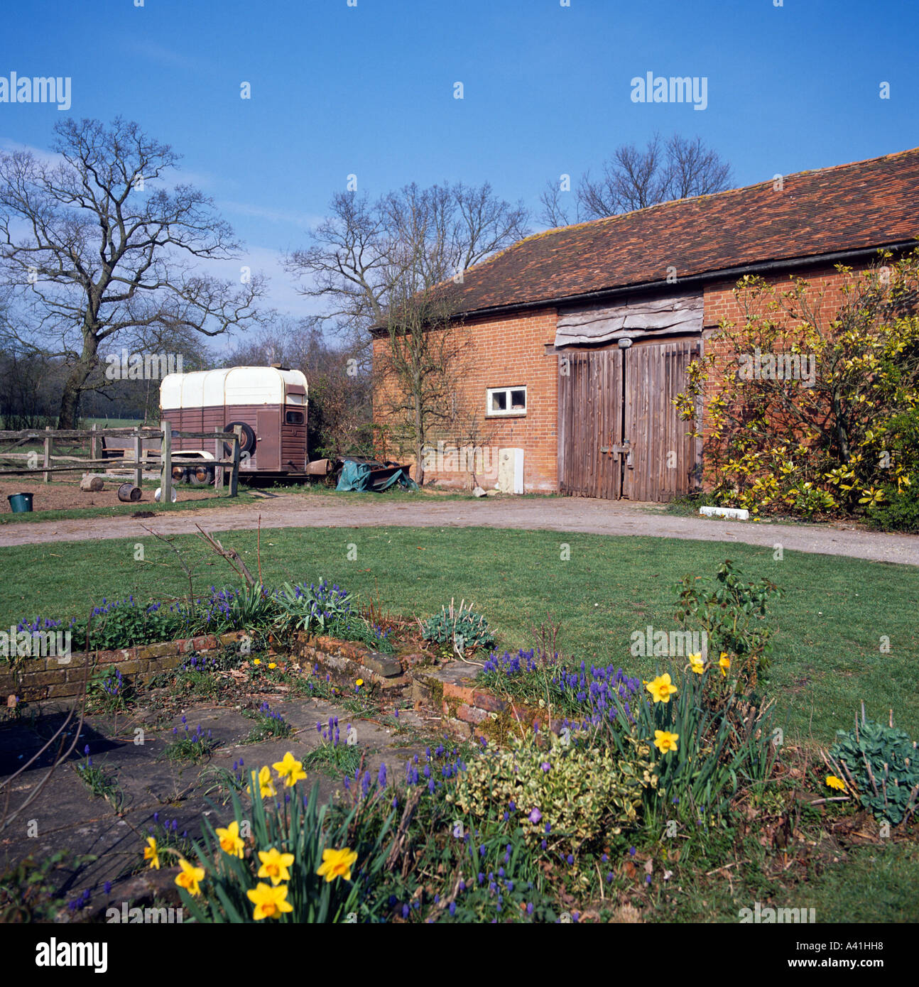 Surrey farm buildings hi-res stock photography and images - Alamy