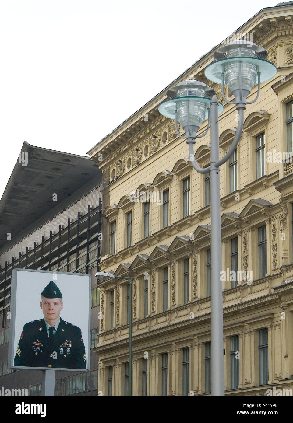 Berlin Wall Checkpoint Charlie Stock Photo - Alamy