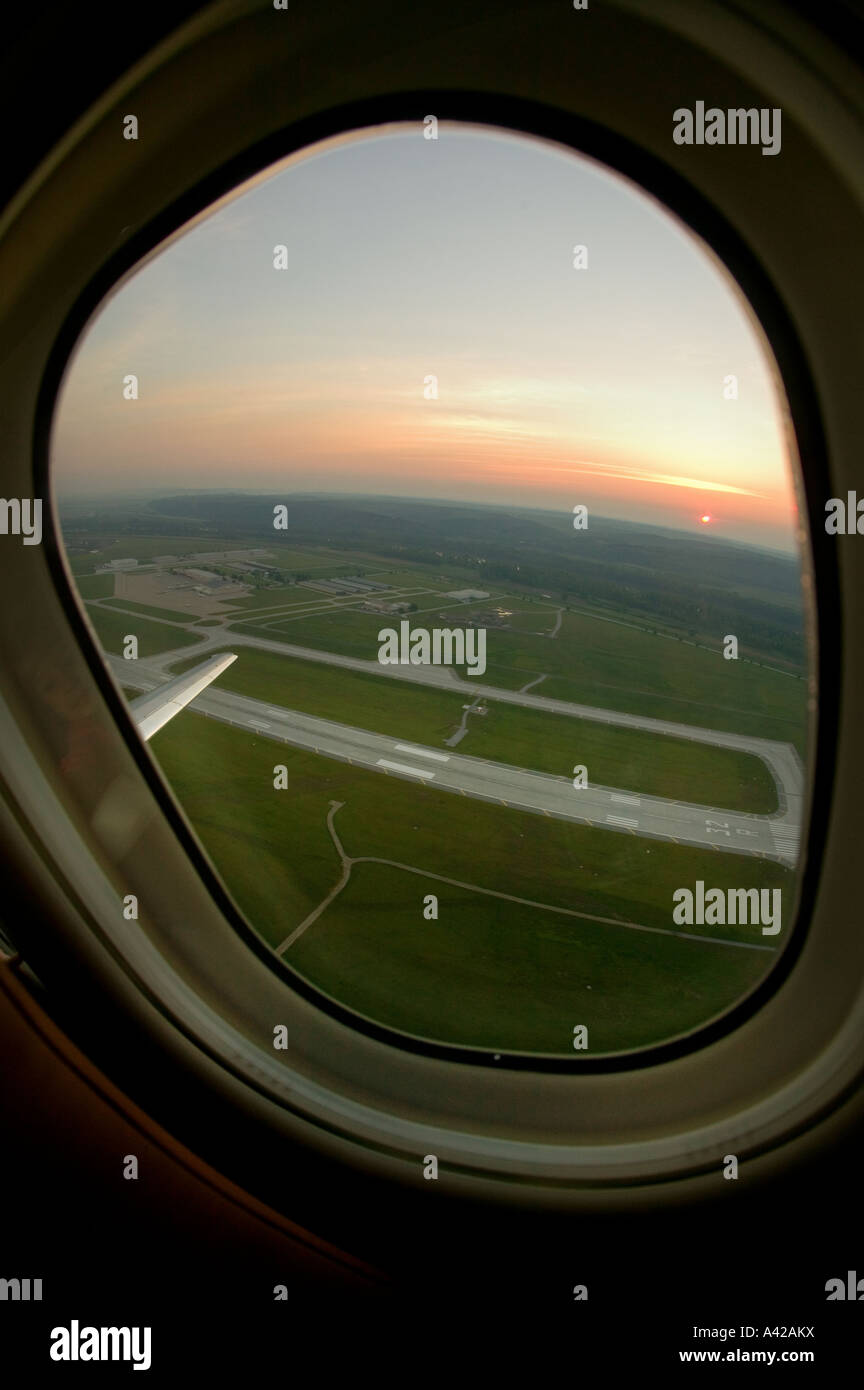 Airplane window seat hi-res stock photography and images - Alamy