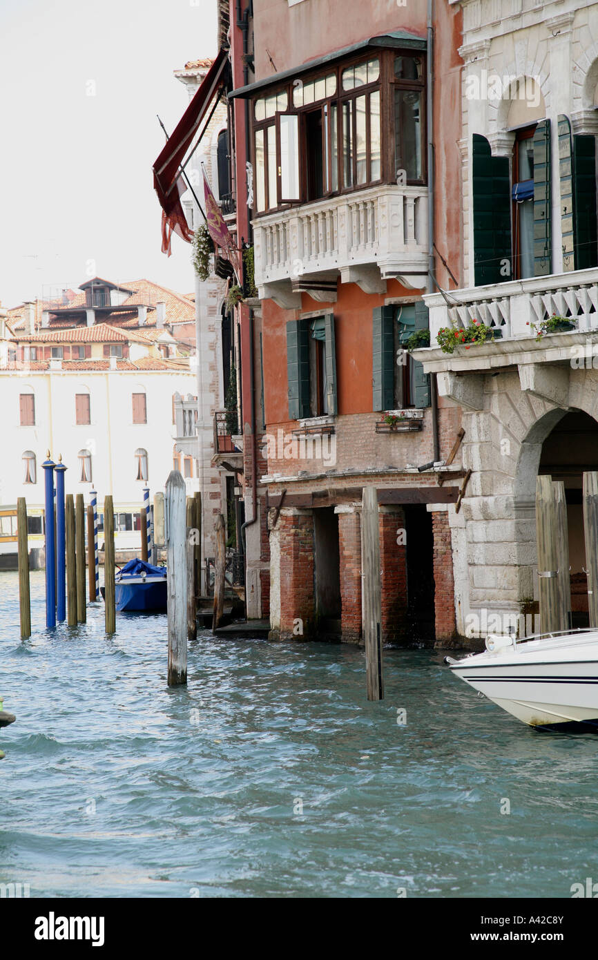 Venice gondola water level hi-res stock photography and images - Alamy