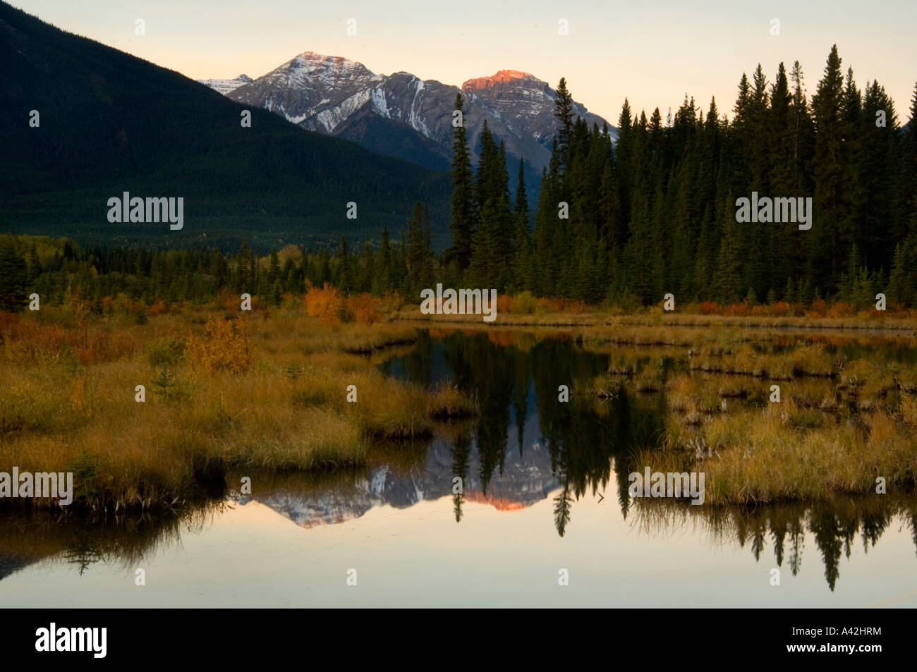 Vermilion lakes sundance range banff hi-res stock photography and ...