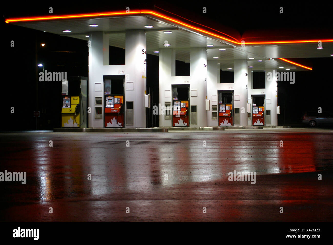 Late night at gas station hi-res stock photography and images - Alamy
