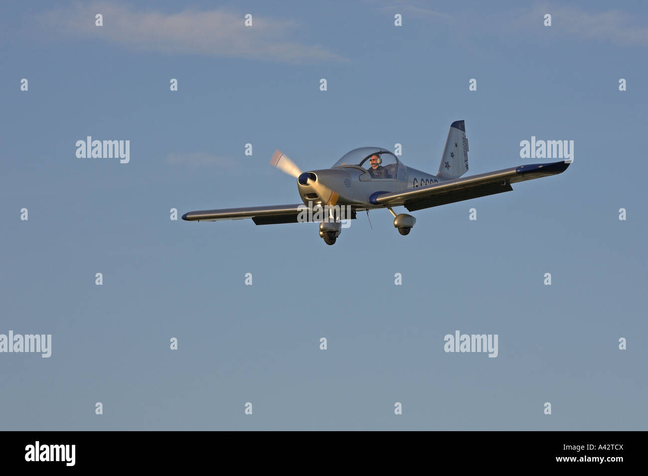 Three engine aircraft landing hi-res stock photography and images - Alamy