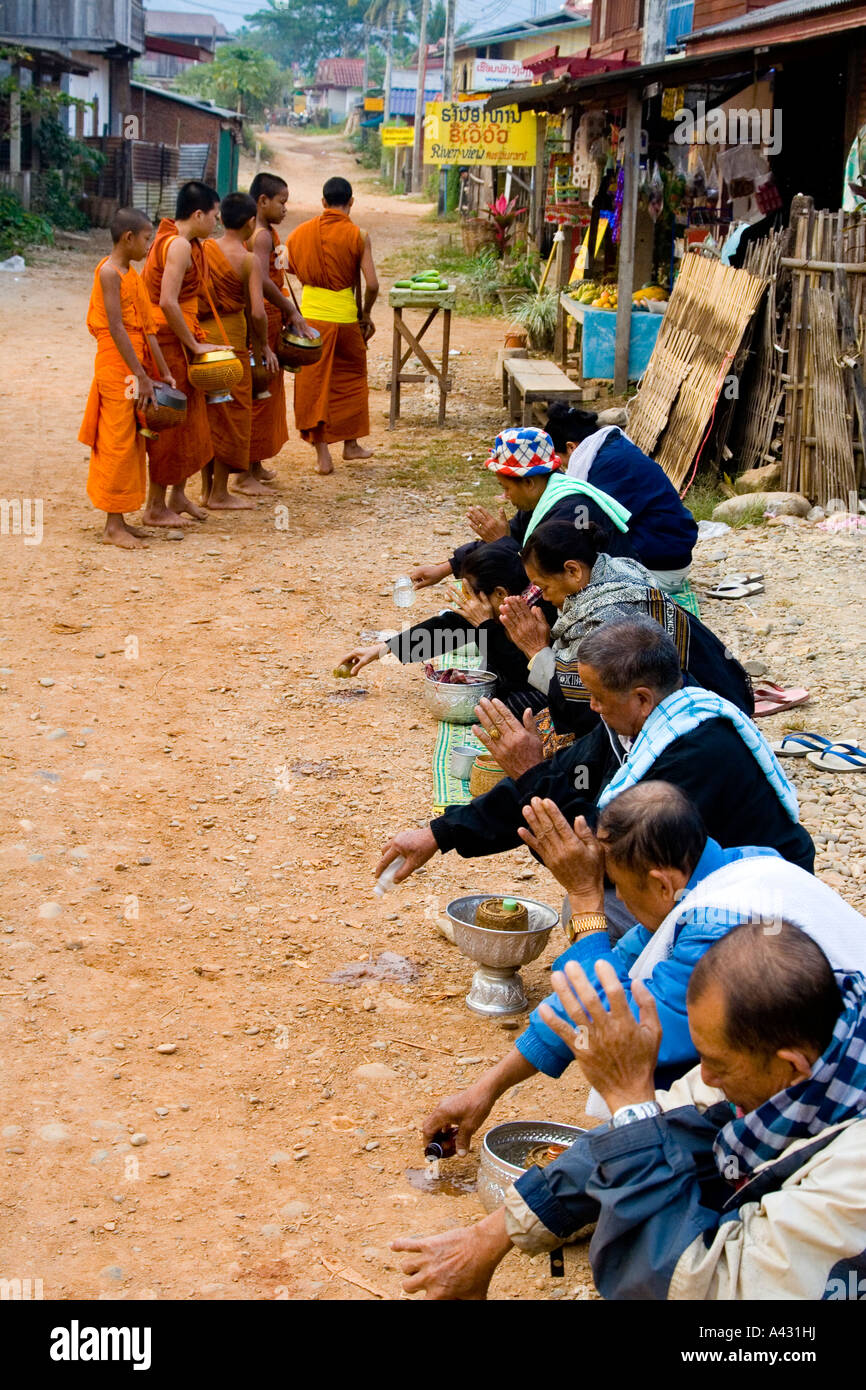 Giving alms hi-res stock photography and images - Alamy