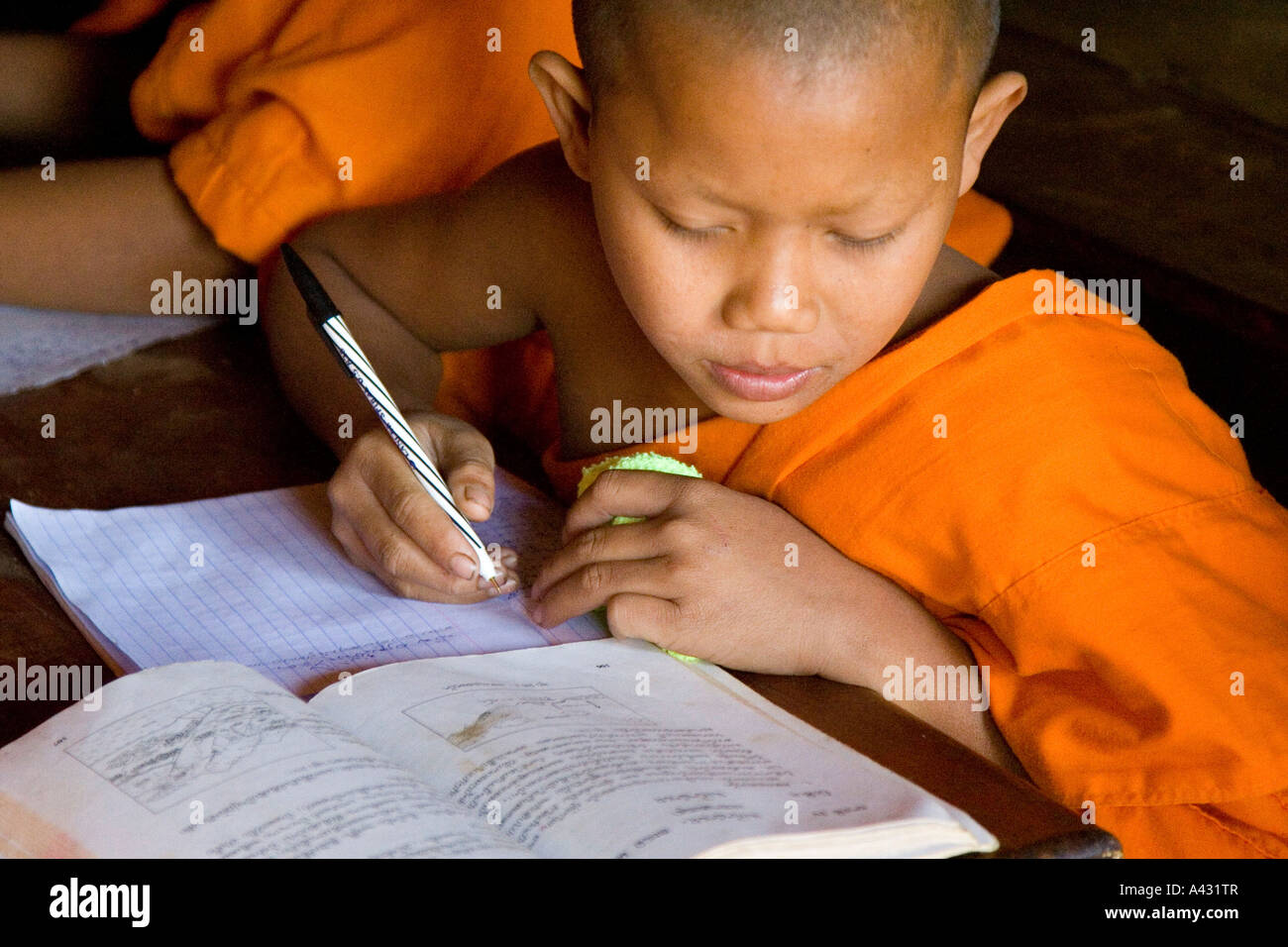 Novice monks working hi-res stock photography and images - Alamy